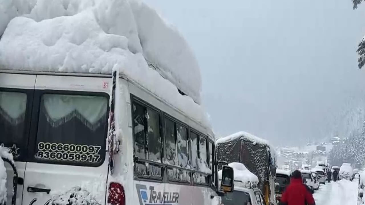 Heavy snowfall in Manali blocks highways, hundreds of tourists stranded ...