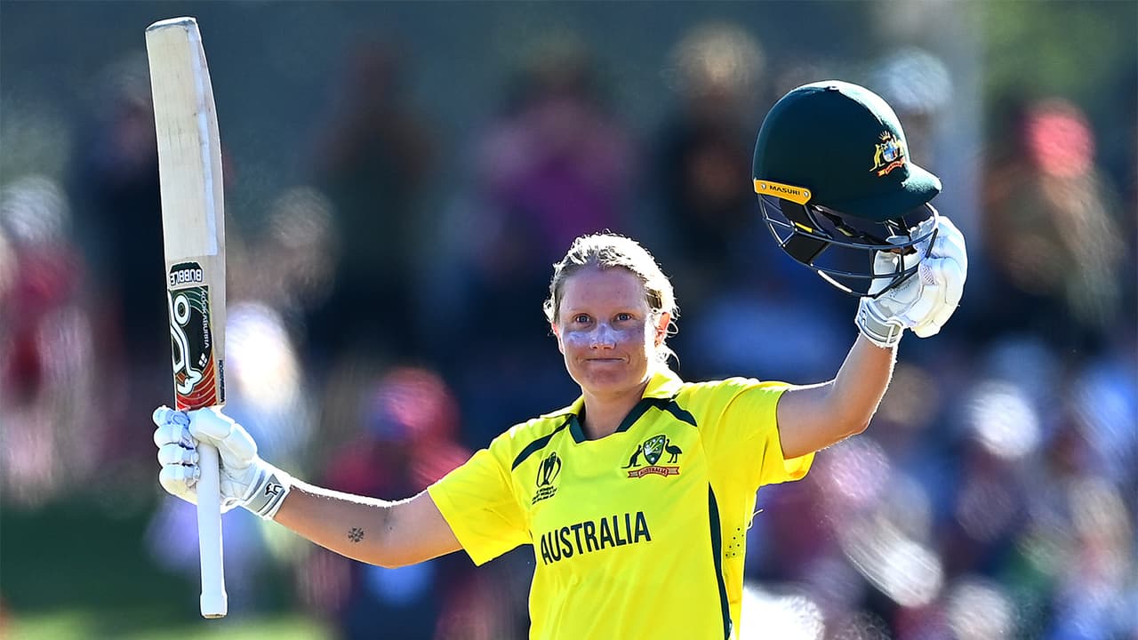 Alyssa Healy gets lap of honour at SCG after announcing retirement ...