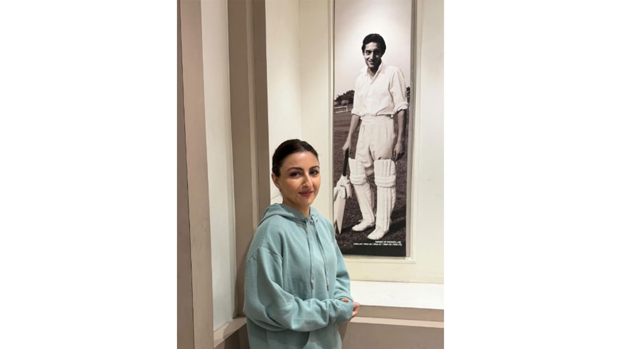 Soha Ali Khan remembers father MAK Pataudi at Kolkata's Eden Gardens ...