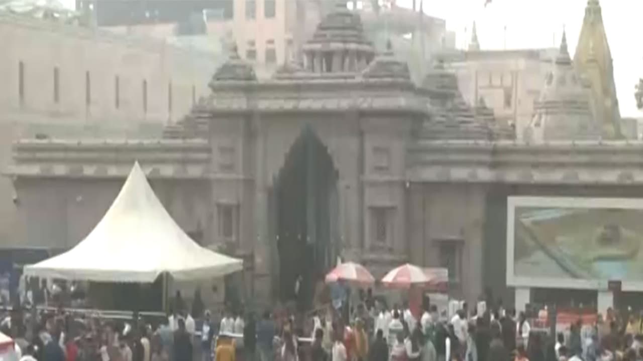 Kashi Vishwanath Temple suspends VIP darshan to manage New Year rush ...