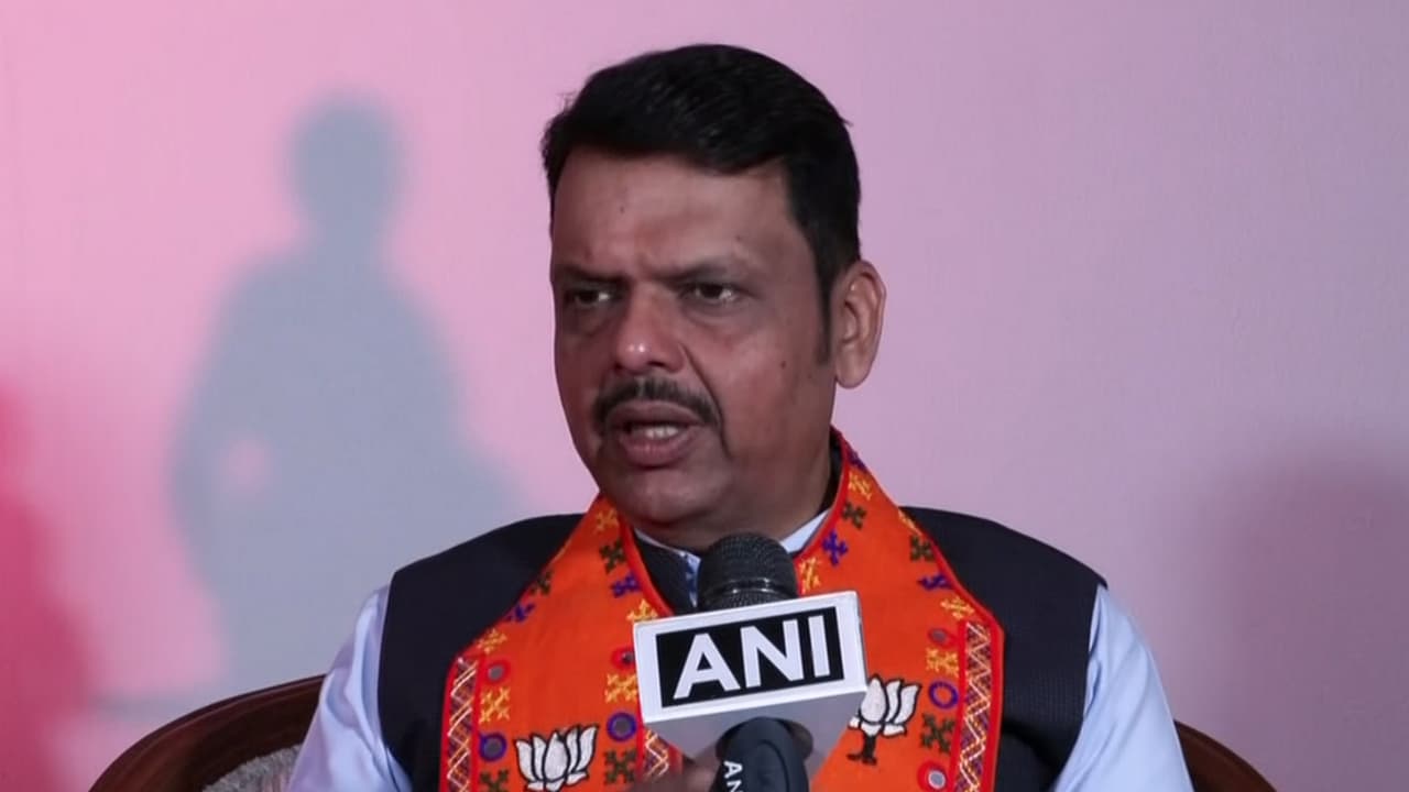 Fadnavis slams MNS, Thackeray for 'Marathi vs Non-Marathi' politics ...