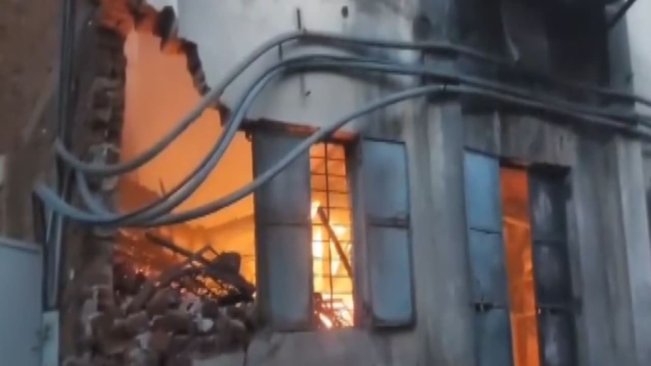 Thane: Fire at power loom factory; cylinder blast injures firefighter ...