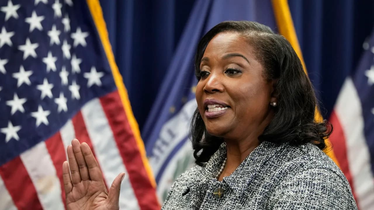 DOJ Official Reportedly Urges Powell To Oust Fed Governor Lisa Cook ...