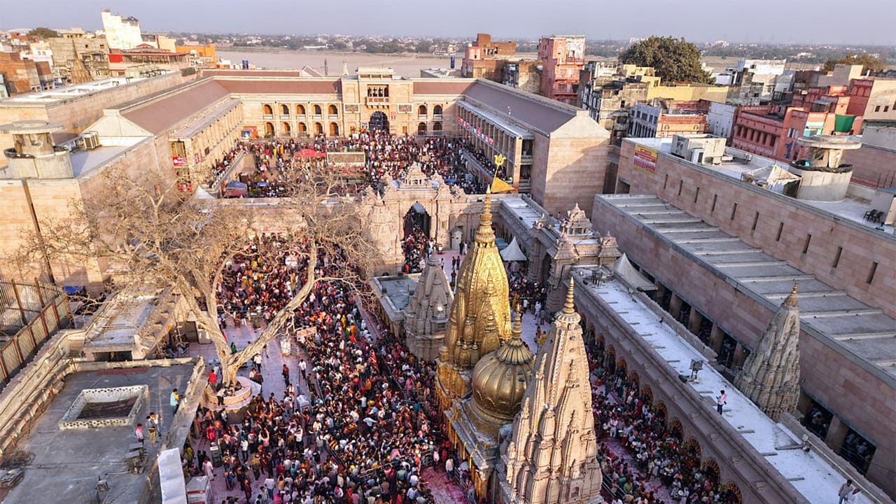 Varanasi: Devotees throng Kashi Vishwanath Temple for Rangbhari ...