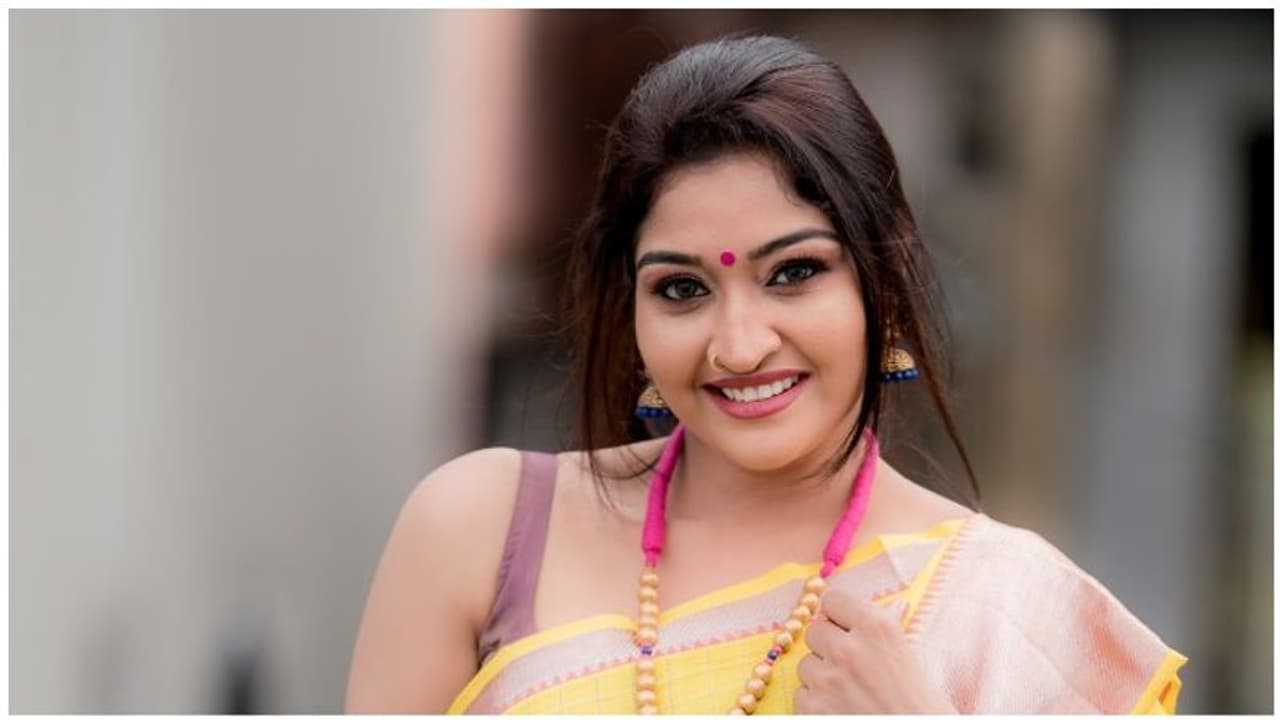 Neelima Rani Photos: இரண்டு குழந்தை பெற்ற பின்பும் குறையாத அழகு ...