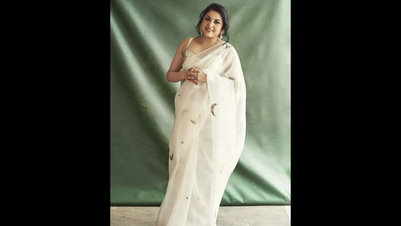 స్లీవ్‌లెస్‌ బ్లౌజ్‌, వైట్‌ శారీలో రమ్యకృష్ణ దుమ్మురేపే పోజులు.. లేట్ ...