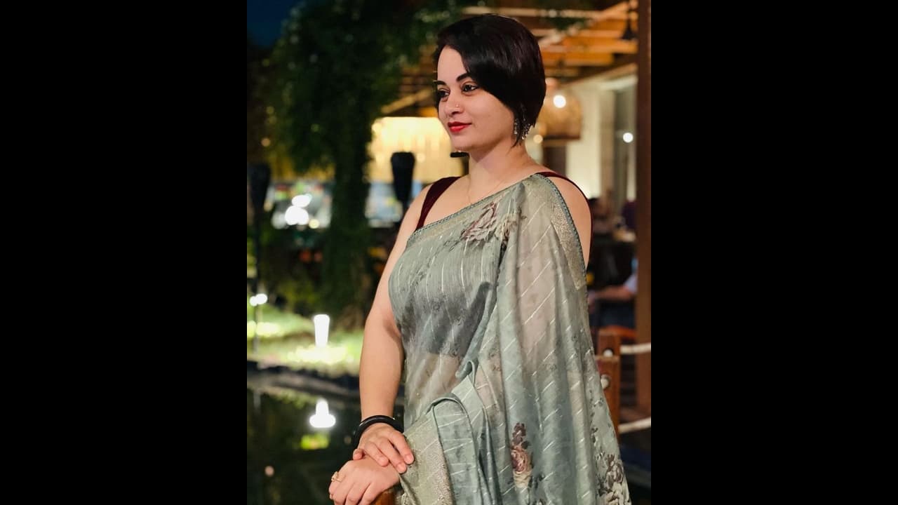 ஹாலிவுட் ஹீரோயின் போன்ற ஹேர் ஸ்டைலில்... கணவருடன் ஹாட் ரொமான்ஸ் பண்ணும் ...