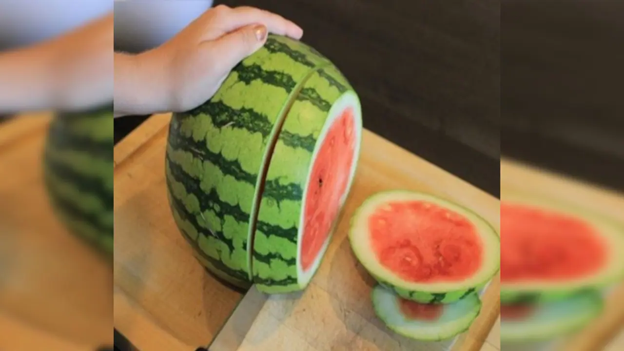 Kitchen tips: चुटकियों में निकल जाएंगे तरबूज के सारे बीज, बस अपनाएं ये ...
