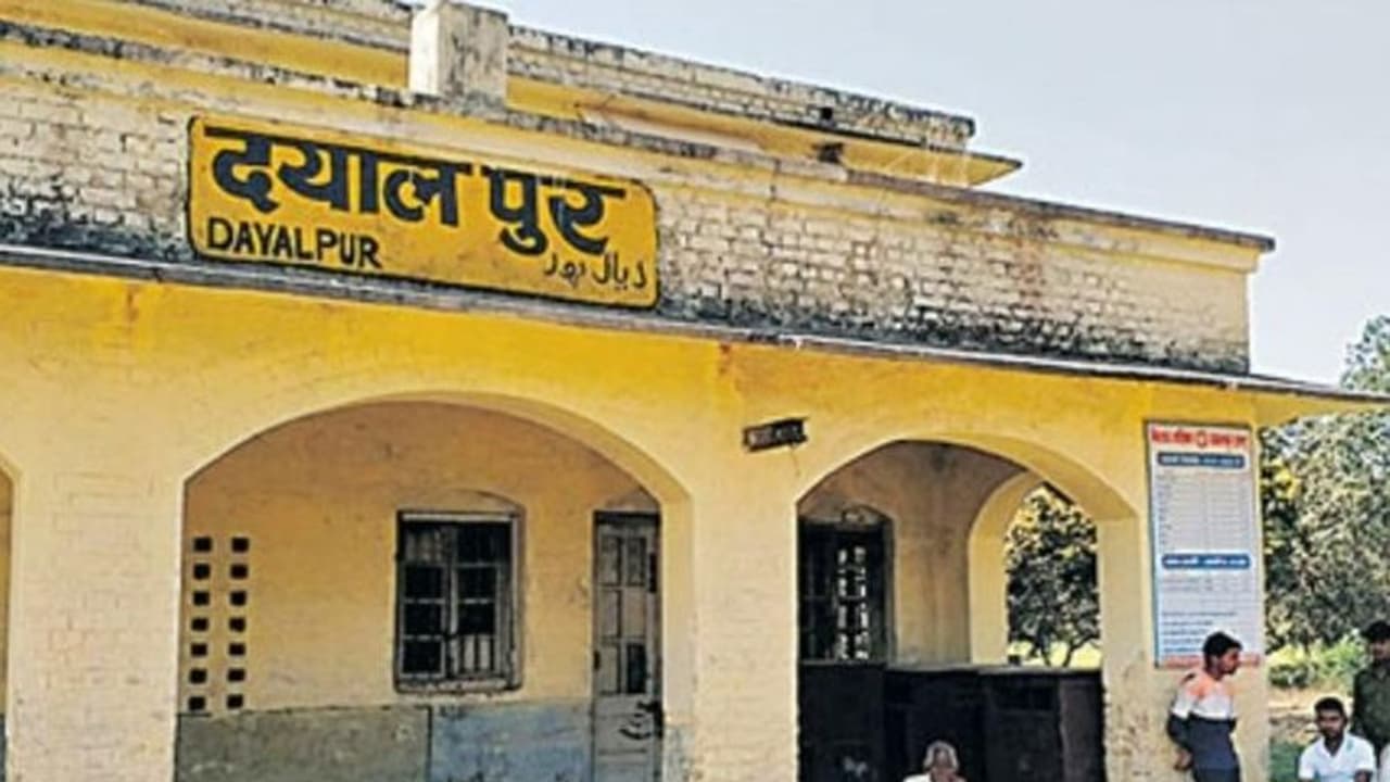Dayalpur Railway Station story: ஏறாத ரயிலுக்கு தினமும் டிக்கெட் ...