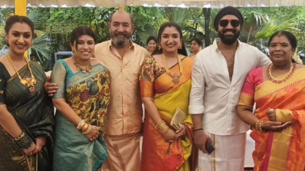 Anitha and Kavitha Vijayakumar Latest Photos : போட்டி போட்டு அழகில் ...