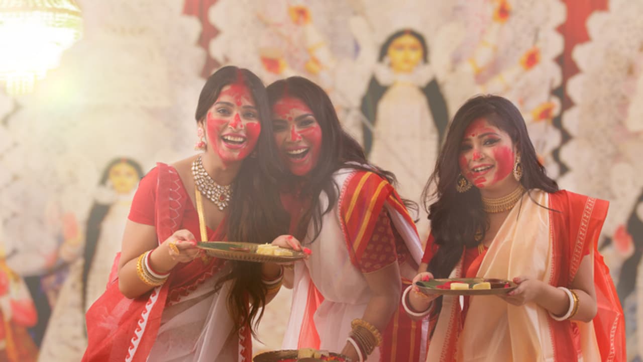 Durga Puja 2023: What is Sindoor Khela? Why do only married Bengali ...