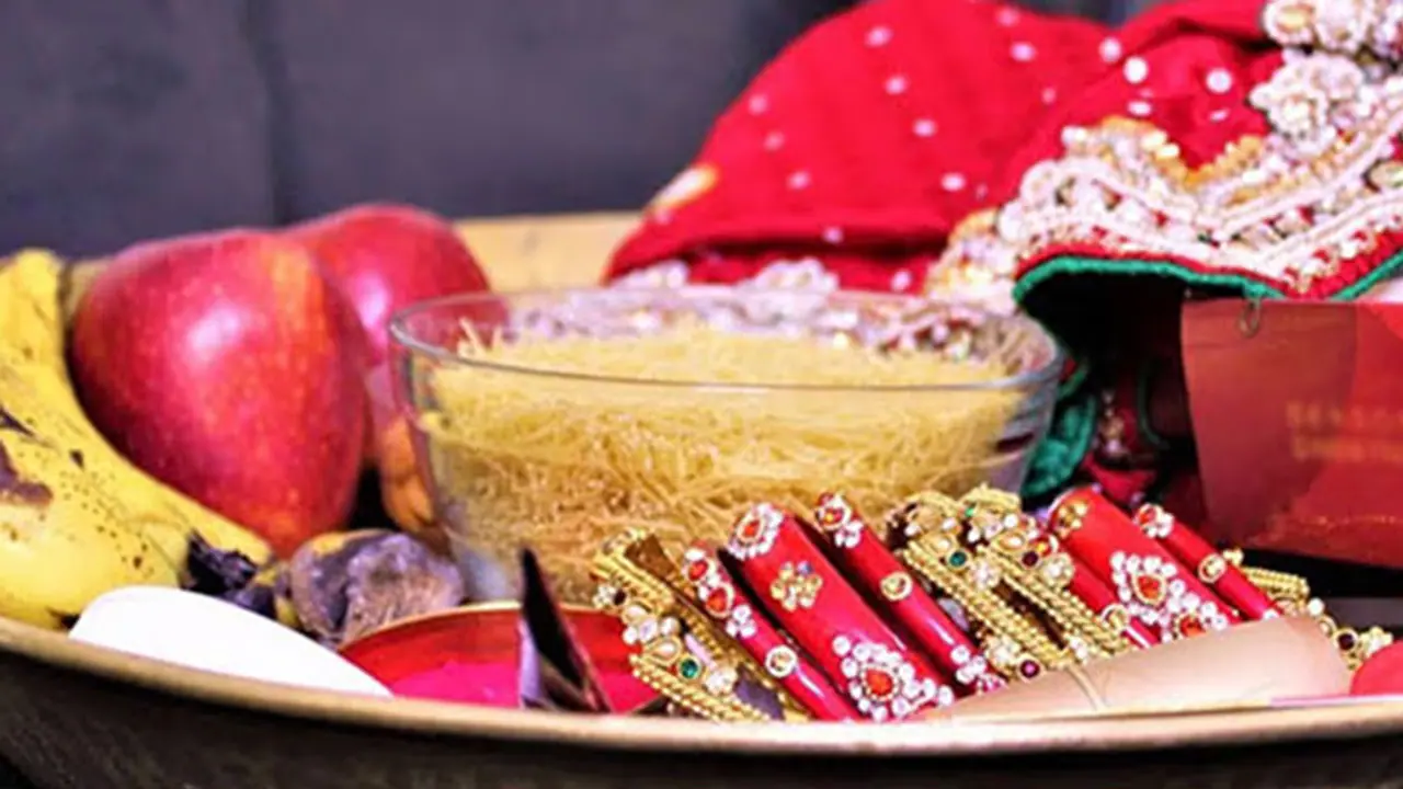 Karwa Chauth 2024: Understanding sargi—Its significance, rituals, and food items | Asianet Newsable