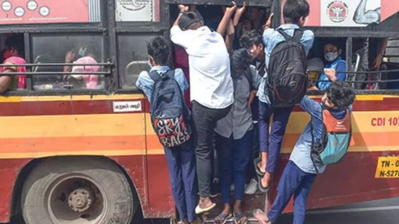 school student footboard: சொன்னா எங்க கேக்குறீங்களா.. சென்னையில் அரசு ...