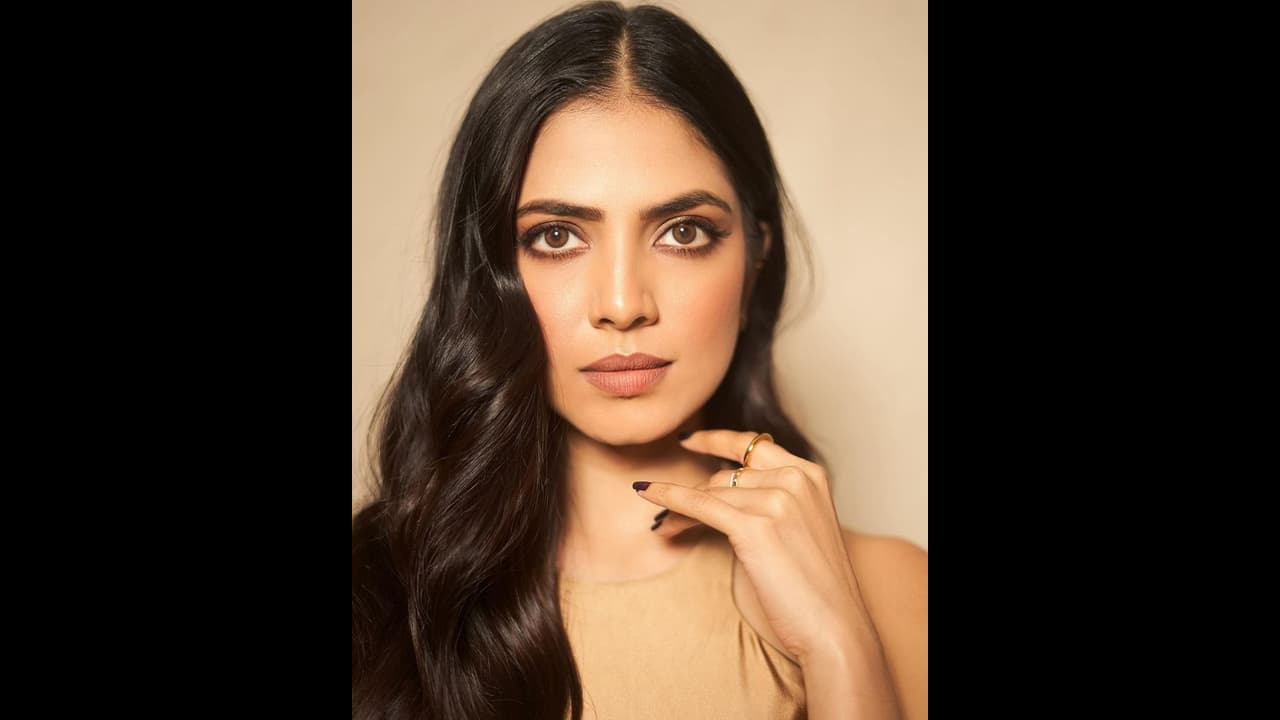 Malavika Mohanan Photos: 24 கேரட் தங்க சிலை போல்... கோல்டன் நிற உடையில் ...