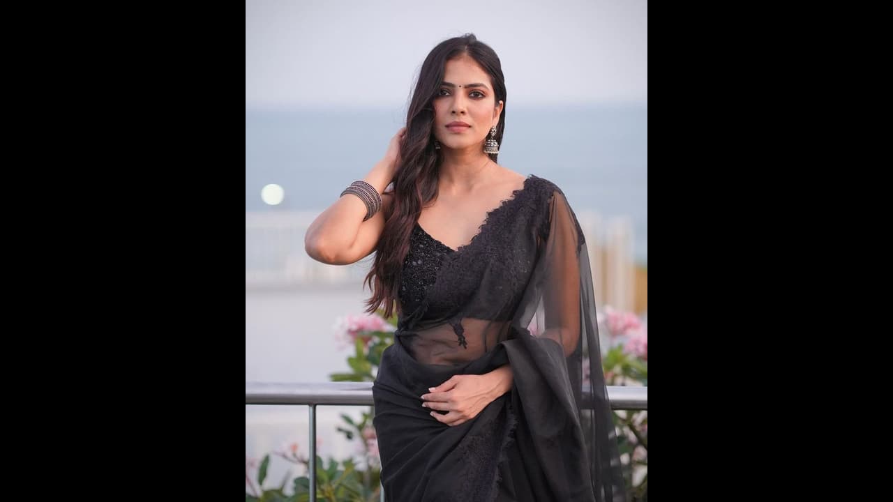 Actress Malavika Mohanan : கல்லூரி விழாவில் கருப்பு சேலையில்.. மனதை ...
