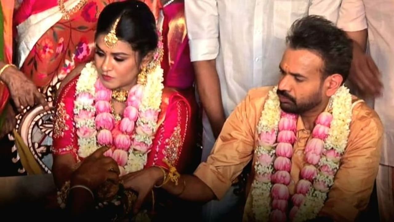 Premgi wife Indhu Work in Bank: பிரேம்ஜி காதல் மனைவி இந்துவுக்கும் ...