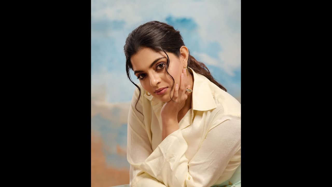 பால் நிற மேனி.. கூலான போஸ் - மாடர்ன் உடையில் அசத்தும் நடிகை நிகிலா விமல்! | Vetrivel Movie Fame ...