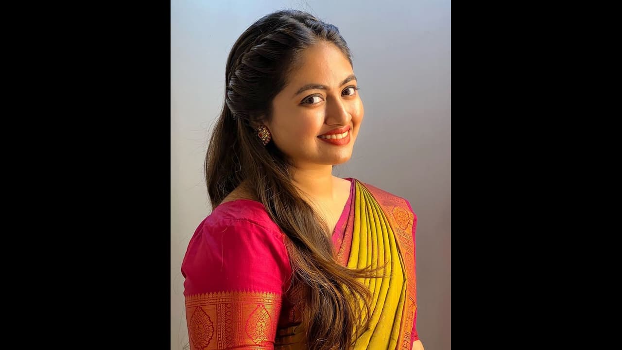 Shaalin Zoya Latest Pics | க்ரீன் கலர் புடவையில் ட்ரெடிஷனல் லுக் ...