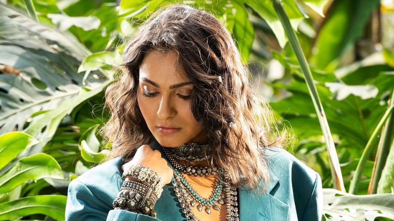 Actress Andrea Jeremiah கோட் மட்டும் போட்டு வித்யாசமான Photo Shoot 5457