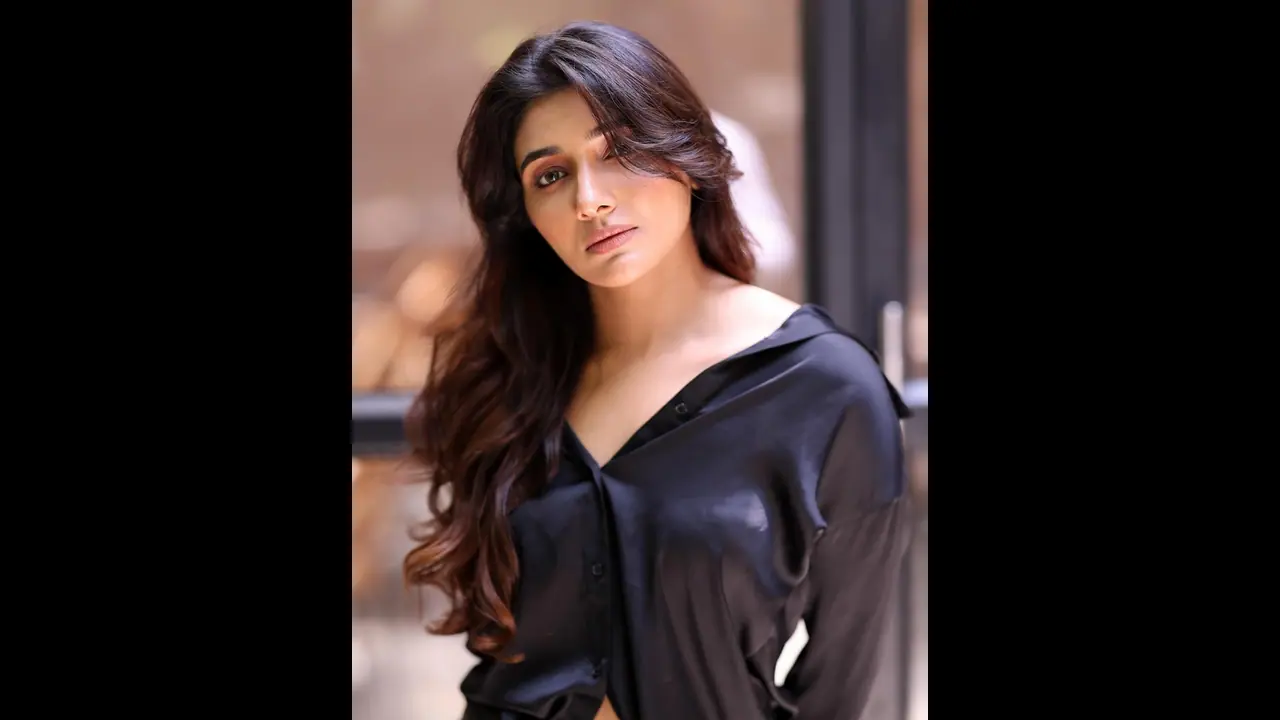 சட்டை மட்டும் போட்டு ஒரு போஸ்.. கவர்ச்சியில் டாப் ஸ்பீடில் போகும் மிர்னா மேனன்! | Jailer Movie ...