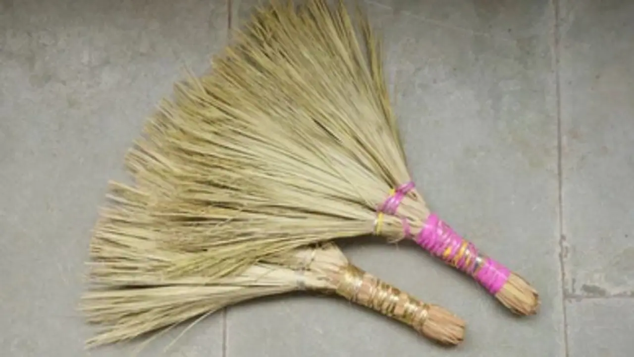 How To Clean Dust From New Broom In Tamil : துடைப்பத்தில் ஒட்டும் ...