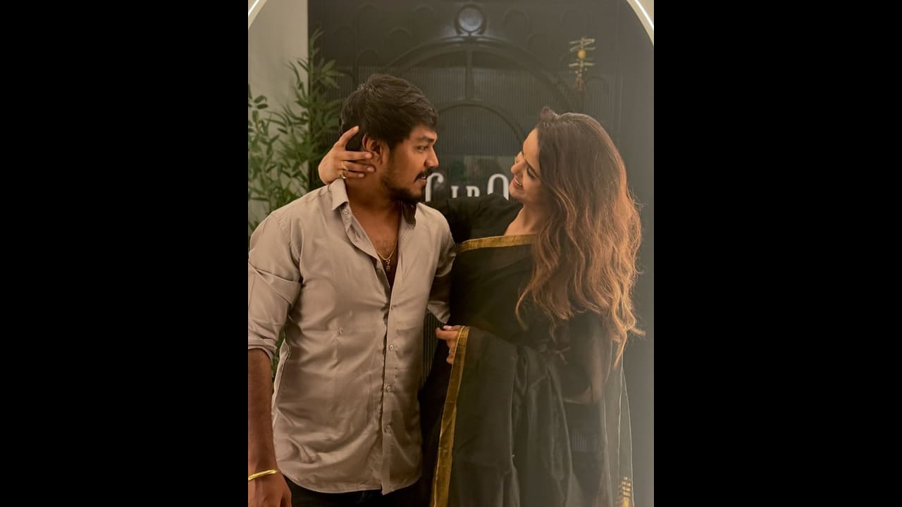 Chaitra Reddy Shared Happy News: குறையாத காதல்; கணவரோடு 'கயல்' சீரியல் ...