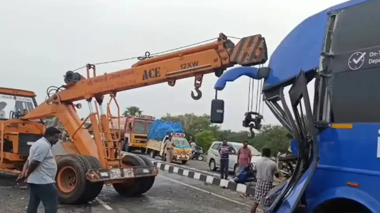 Road Accident: கண்ணிமைக்கும் நேரத்தில் நடந்த கோர விபத்து! 4 பேர் சம்பவ இடத்திலேயே உயிரிழப்பு ...