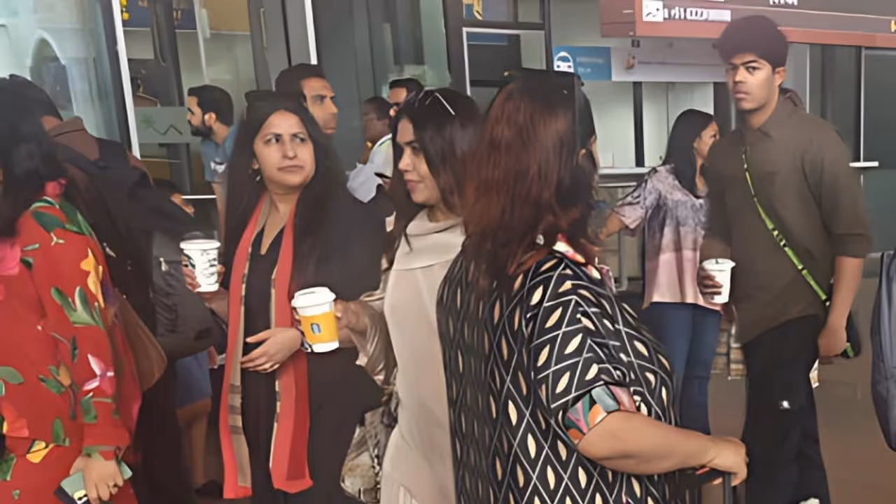 Thalapathy Vijay Wife Sangeetha Casual Walk At Airport நீண்ட