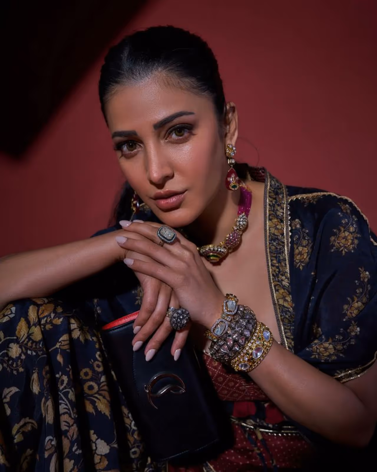Shruti Haasan : பொன் நகை போர்த்திய வண்ண தேர்.. கவர்ச்சியில் மிளிரும் ...