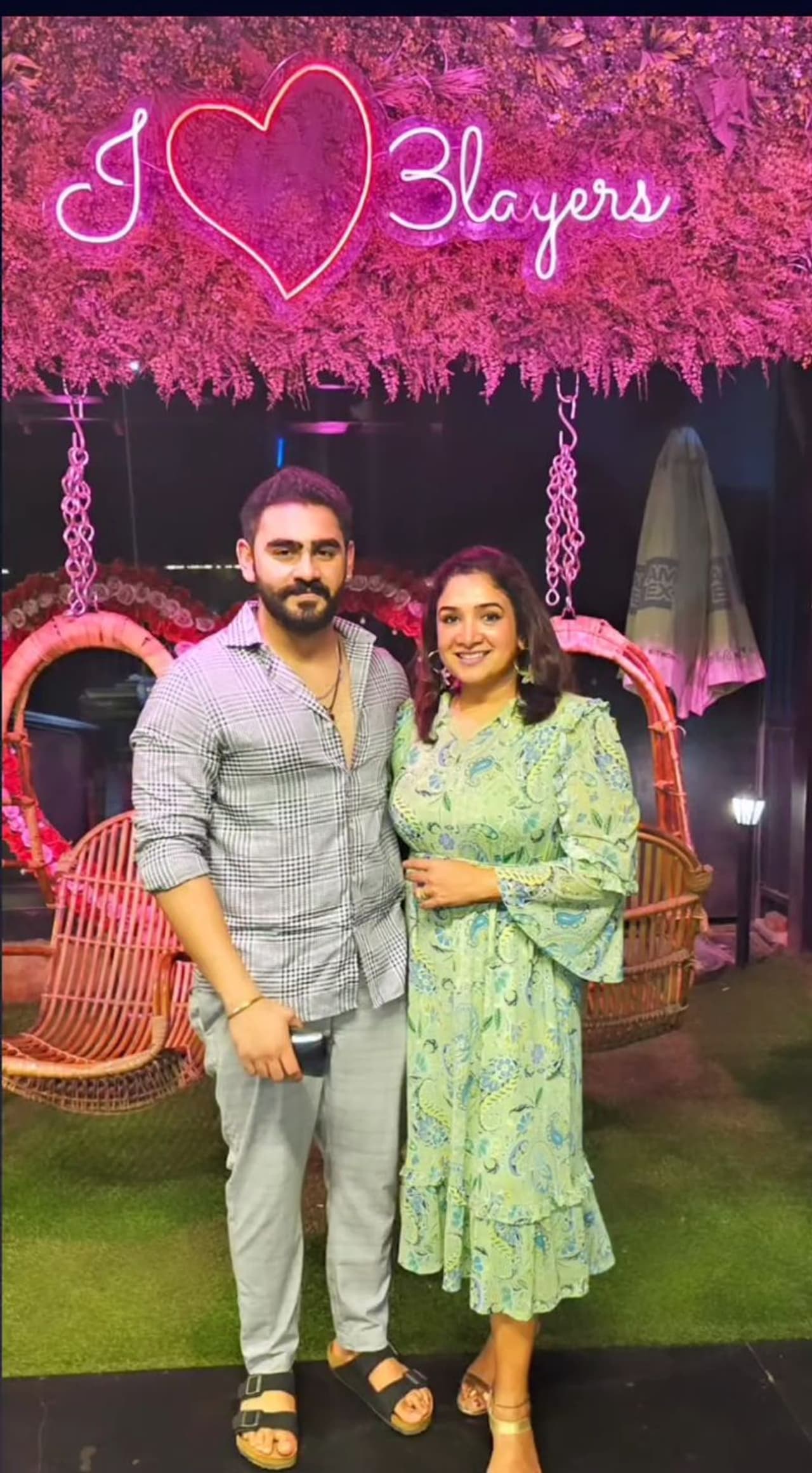 Anitha Vijayakumar Mothers Day Celebration : அச்சு அசல் அருண் விஜய் போல ...