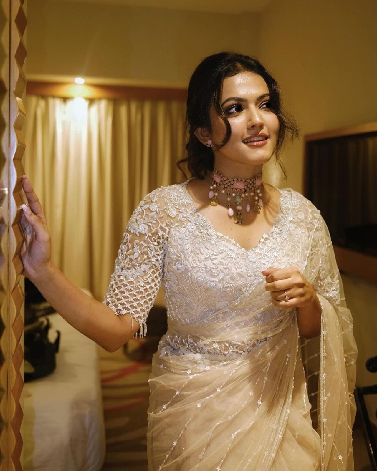 வெண்ணிற சேலையில் ரசிகர்களை மயக்கும் அபர்ணா தாஸ்! கூல் பிக்ஸ் ...