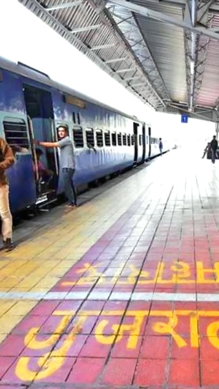 2 राज्यों के बॉर्डर पर है ये अनोखा रेलवे स्टेशन, देखें PHOTOS | Navapur ...