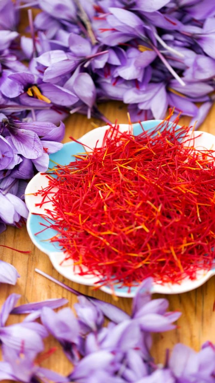 செக்க செவந்த முகத்திற்கு 4 வகையான குங்குமப்பூ பேஸ் பேக்! | Beauty Tips ...