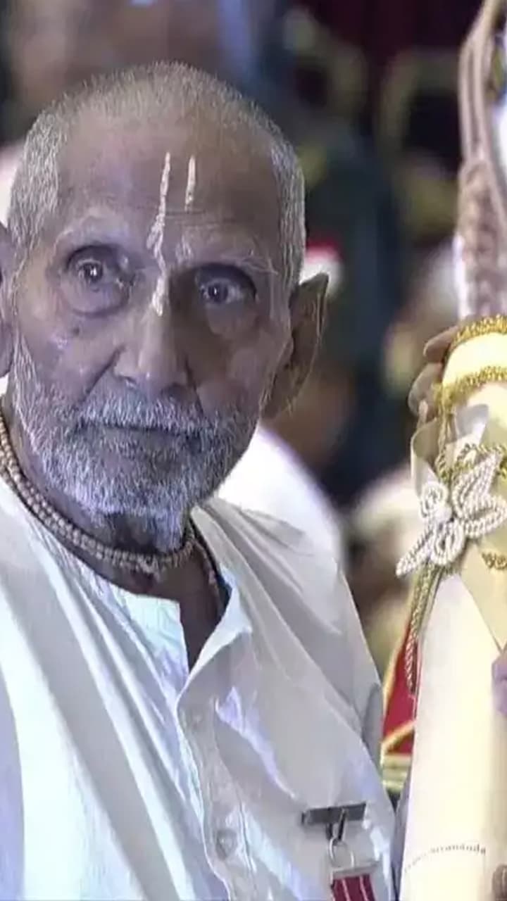 मिलिए दुनिया के सबसे बुजुर्ग योग गुरु से, 126 साल में भी हैं इतने Fit ...