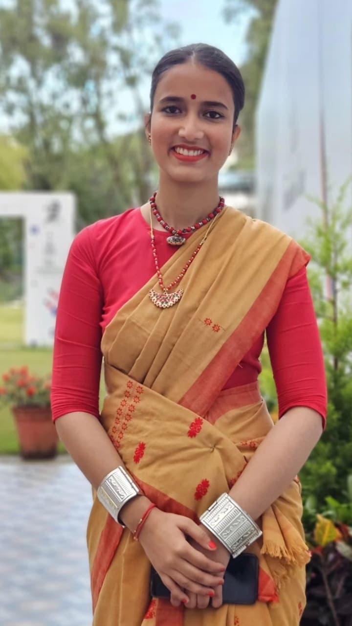इंजीनियरिंग, फिर बिना कोचिंग पहले प्रयास में UPSC क्रैक कर बनी IAS ...