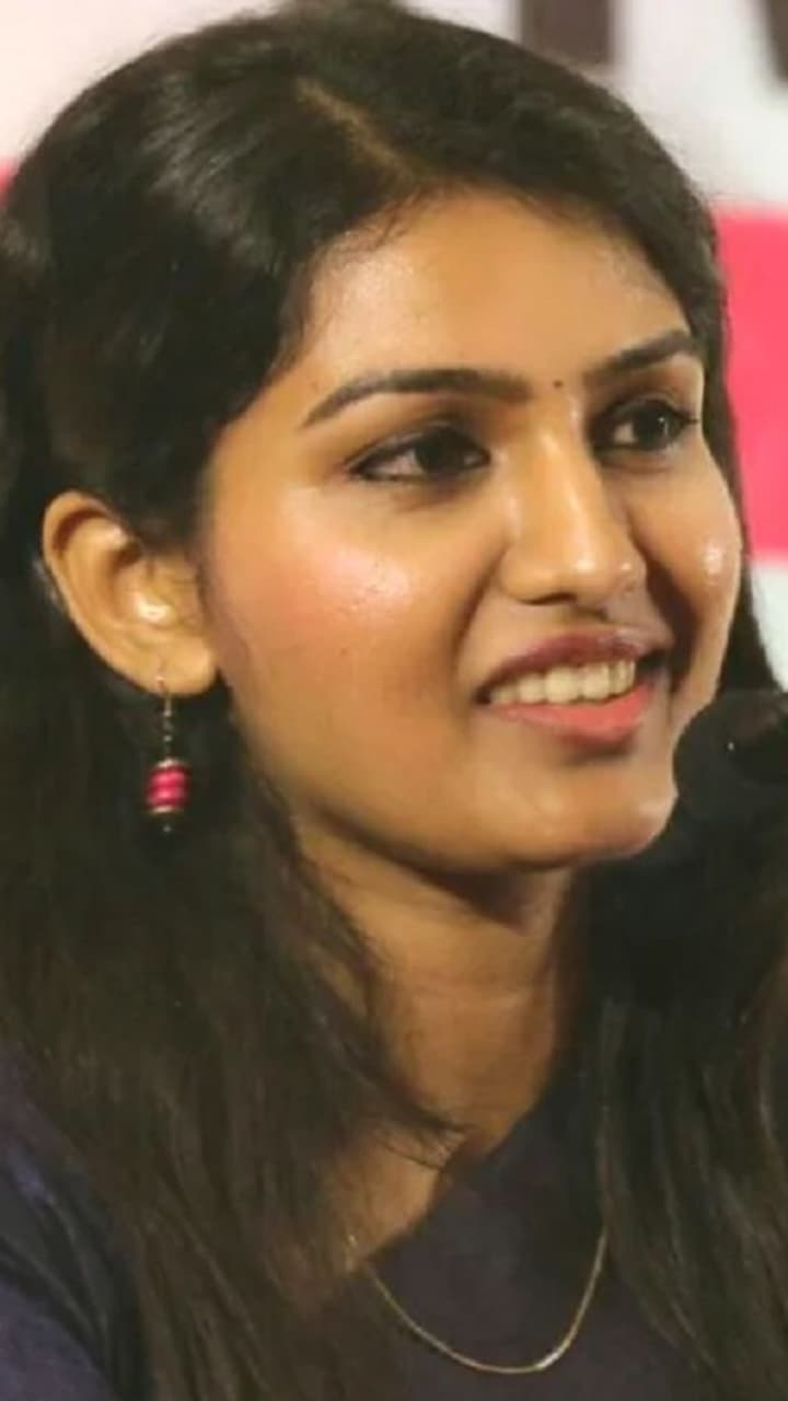 Meet IAS officer Renu Raj, who secured 2nd rank in UPSC as a surgeon ...