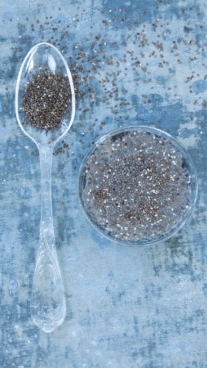7 health benefits of drinking chia seeds-soaked water before bed ...