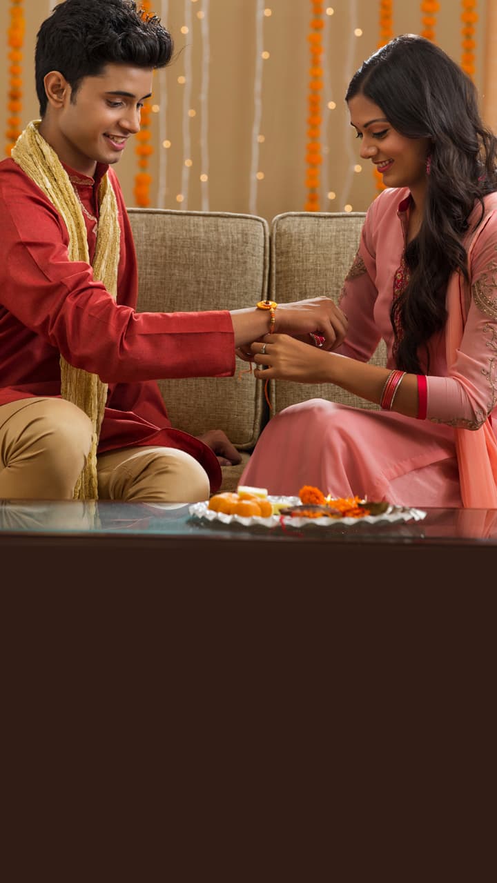 Rakhi 2024: राखी बांधते समय भाई के हाथ में नारियल क्यों रखते हैं? | Raksha Bandhan 2024 ...