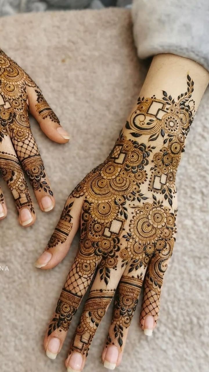 पिया चूम लेंगे हथेली, जब बैक-फ्रंट हैंड पर लगाएंगी ये मेहंदी डिजाइन ...