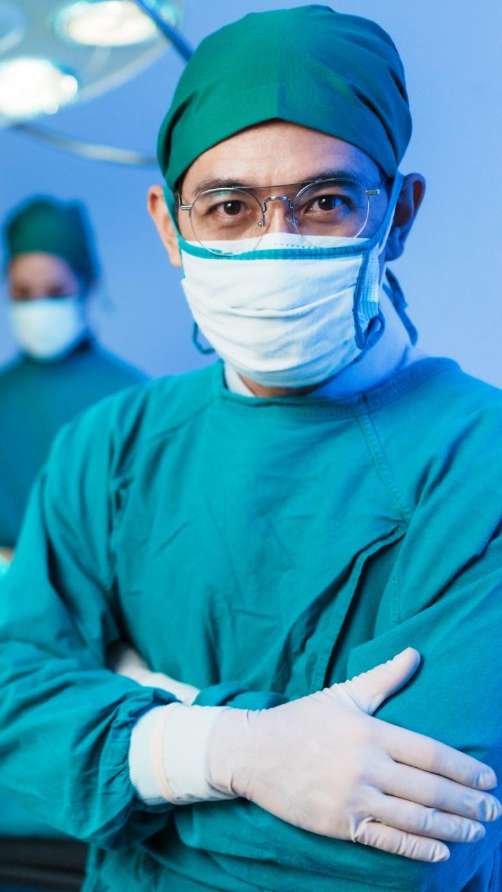 Why do doctors wear green in the operating room? Here’s the science ...