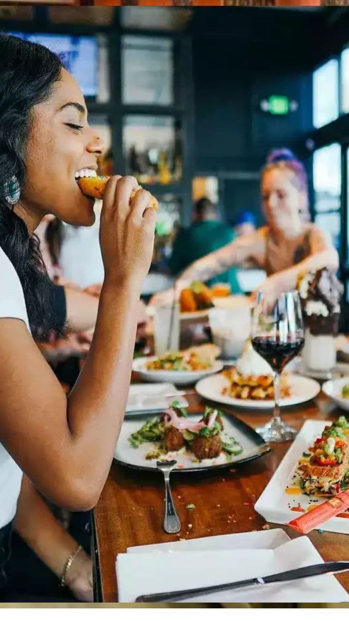 Best Direction To Eat Food Vastu | வாஸ்துபடி எந்த திசையில் அமர்ந்து ...