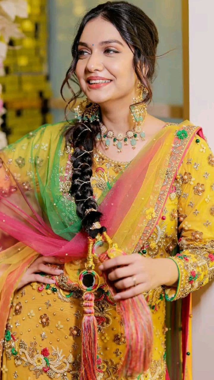 7 Parandi Hairstyles शरारा सूट पर बनाएं, लगेंगी कुड़ी पंजाबन | Parandi ...