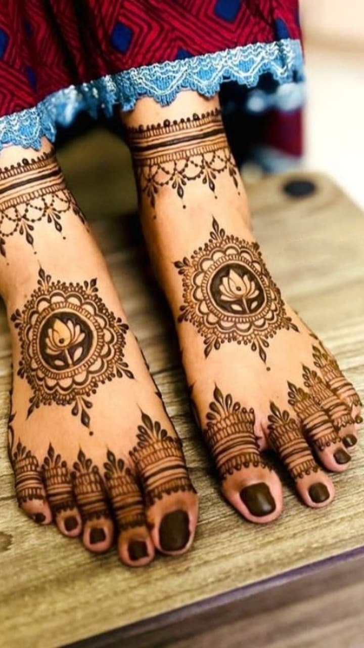 पैरांसाठी ७ नवे मेहंदी डिझाईन्स | 7 Latest Leg Mehndi Designs For ...