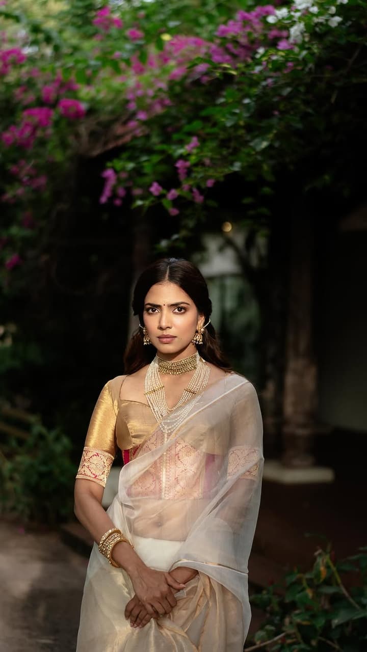 Malavika Mohanan Onam Special Photoshoot : குடும்ப குத்துவிளக்காக ஓணம் ...